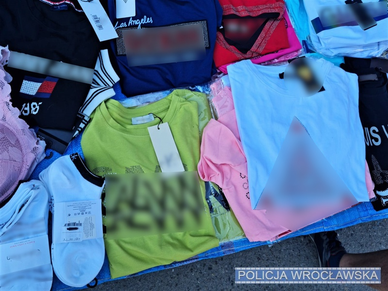 Handel podrobionymi ubraniami znanych marek to przestępstwo. Przekonała ...