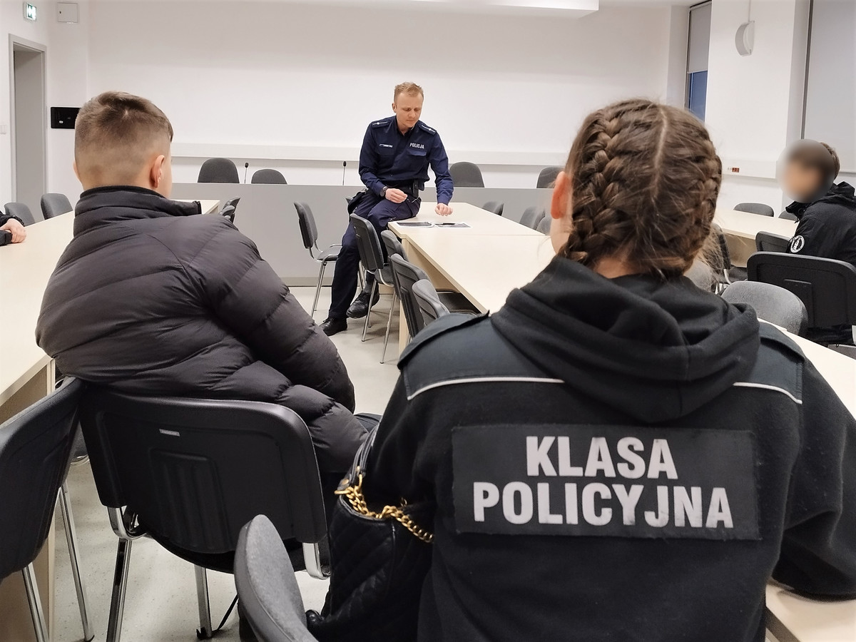 Policjanci z Krzyków spotkali się z uczniami III klasy Liceum Służb Mundurowych - Bieżące ...